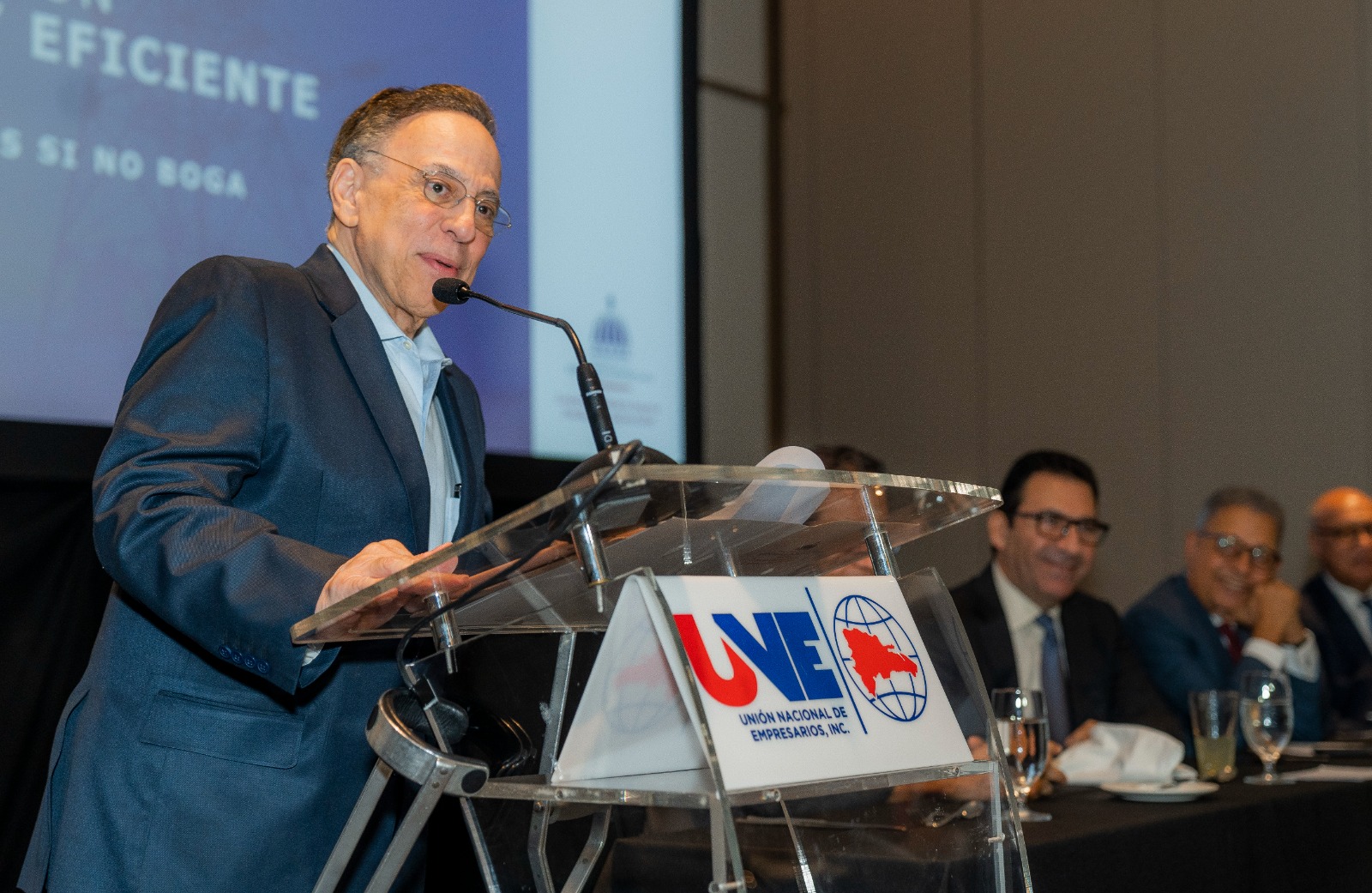 Celso Marranzini exponiendo en la UNE - Edenorte Dominicana