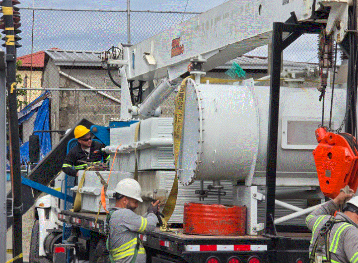 Personal técnico al momento de realizar los trabajos de instalación del transformador de ...